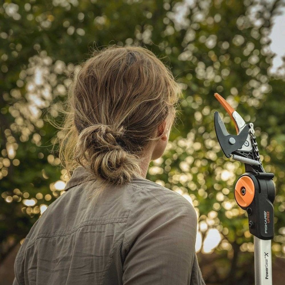 Fiskars UPX86 Yüksek Dal Budama Makası Teleskopik + Testere